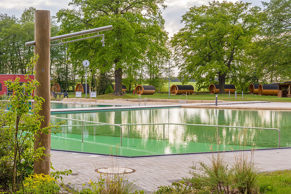 Schwimmen, Planschen und Treibenlassen - hier ist Badespa | Freibad Bad ...